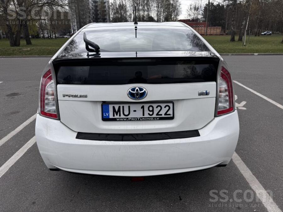 Balts Toyota Prius 2015 Rīga, ar dzinēja tilpumu 1.80 L un nobraukumu 254 tūkst. km par 5100 €, foto 6 vietnē AUTOMOTO.COM.LV