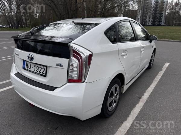 Balts Toyota Prius 2015 Rīga, ar dzinēja tilpumu 1.80 L un nobraukumu 254 tūkst. km par 5100 €, foto 6 vietnē AUTOMOTO.COM.LV
