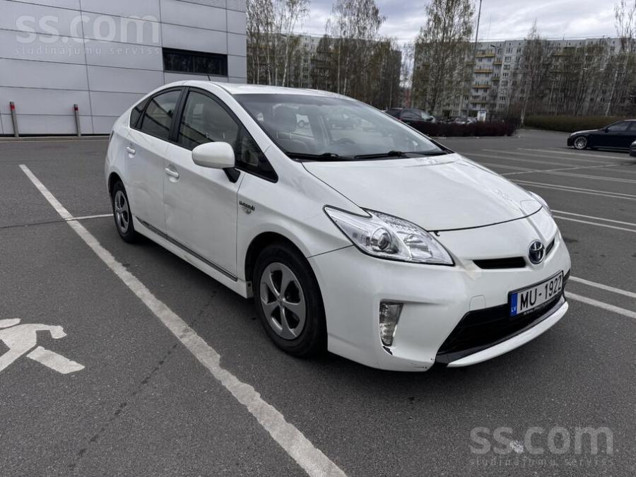 Balts Toyota Prius 2015 Rīga, ar dzinēja tilpumu 1.80 L un nobraukumu 254 tūkst. km par 5100 €, foto 9 vietnē AUTOMOTO.COM.LV