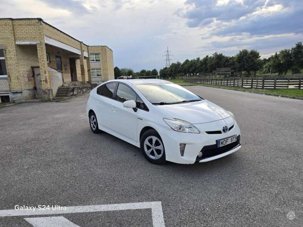 White Toyota Prius 2015 in Kaunas, with an engine capacity of 1.80 L and mileage of 290 thousand km for 6500 €, photo 1 on AUTOMOTO.COM.LV