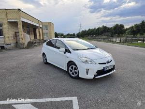 White Toyota Prius 2015 in Kaunas, with an engine capacity of 1.80 L and mileage of 290 thousand km for 6500 €, photo  on AUTOMOTO.COM.LV