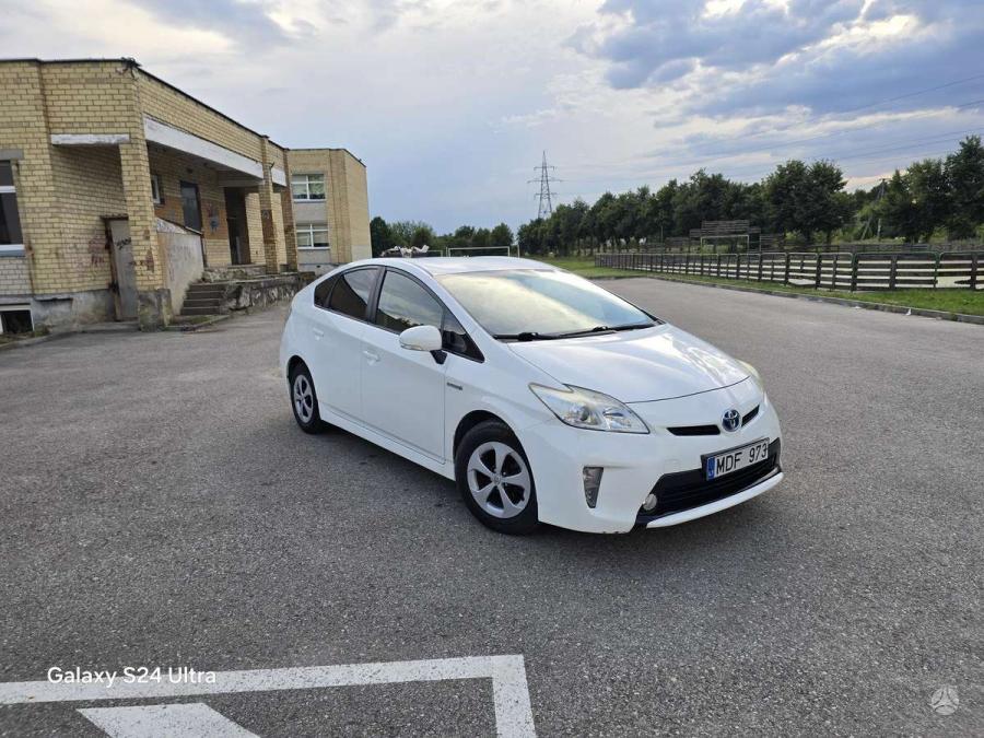 Balts Toyota Prius 2015 Kauņa, ar dzinēja tilpumu 1.80 L un nobraukumu 290 tūkst. km par 6500 €, foto 1 vietnē AUTOMOTO.COM.LV