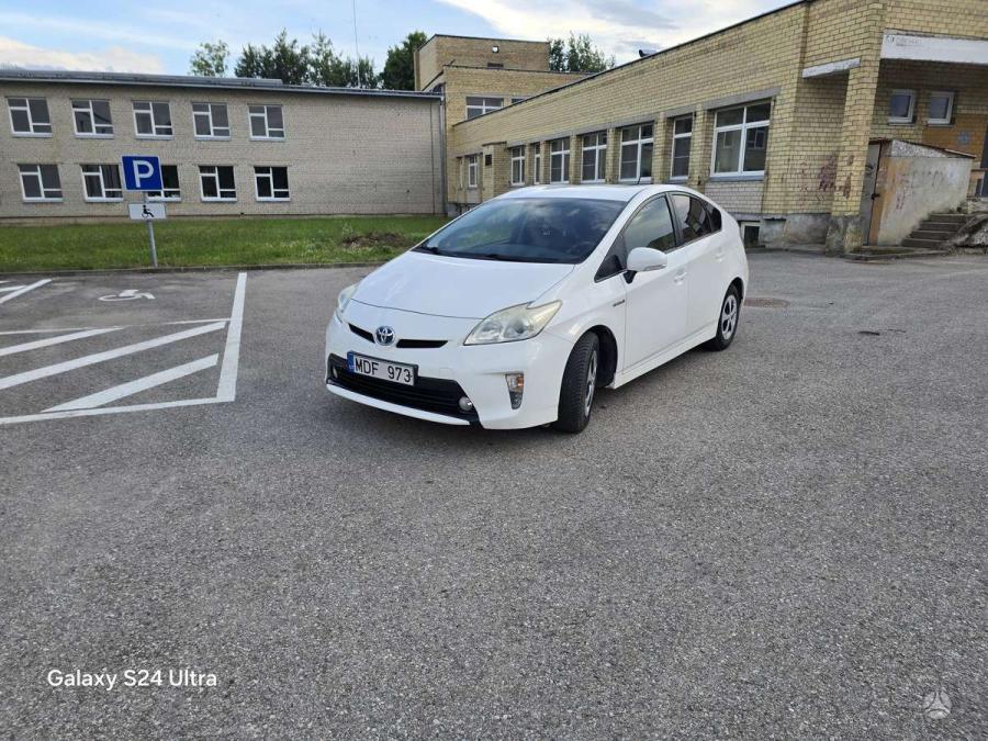 Balts Toyota Prius 2015 Kauņa, ar dzinēja tilpumu 1.80 L un nobraukumu 290 tūkst. km par 6500 €, foto 3 vietnē AUTOMOTO.COM.LV