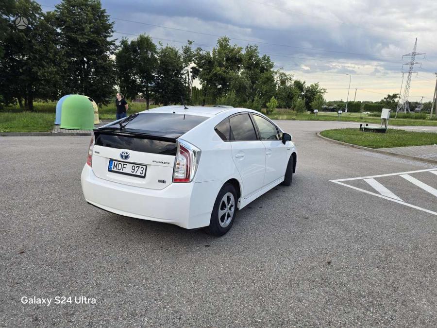Balts Toyota Prius 2015 Kauņa, ar dzinēja tilpumu 1.80 L un nobraukumu 290 tūkst. km par 6500 €, foto 4 vietnē AUTOMOTO.COM.LV