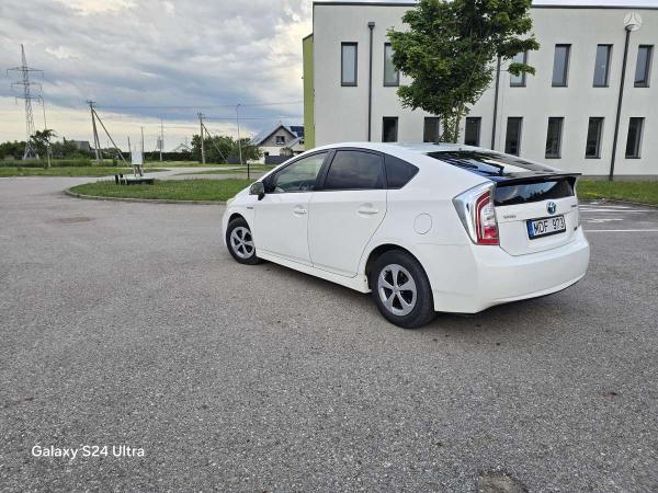 White Toyota Prius 2015 in Kaunas, with an engine capacity of 1.80 L and mileage of 290 thousand km for 6500 €, photo 4 on AUTOMOTO.COM.LV
