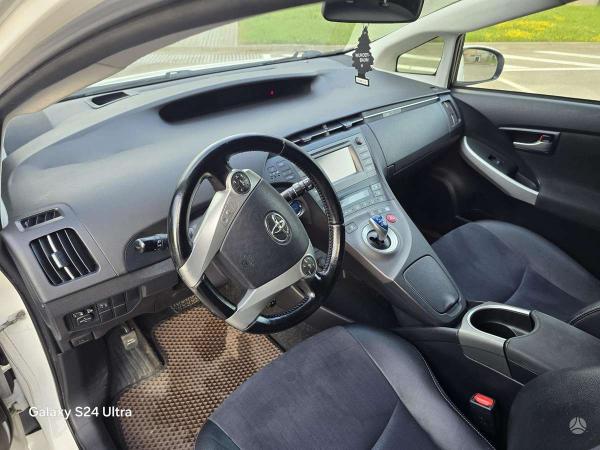 White Toyota Prius 2015 in Kaunas, with an engine capacity of 1.80 L and mileage of 290 thousand km for 6500 €, photo 6 on AUTOMOTO.COM.LV