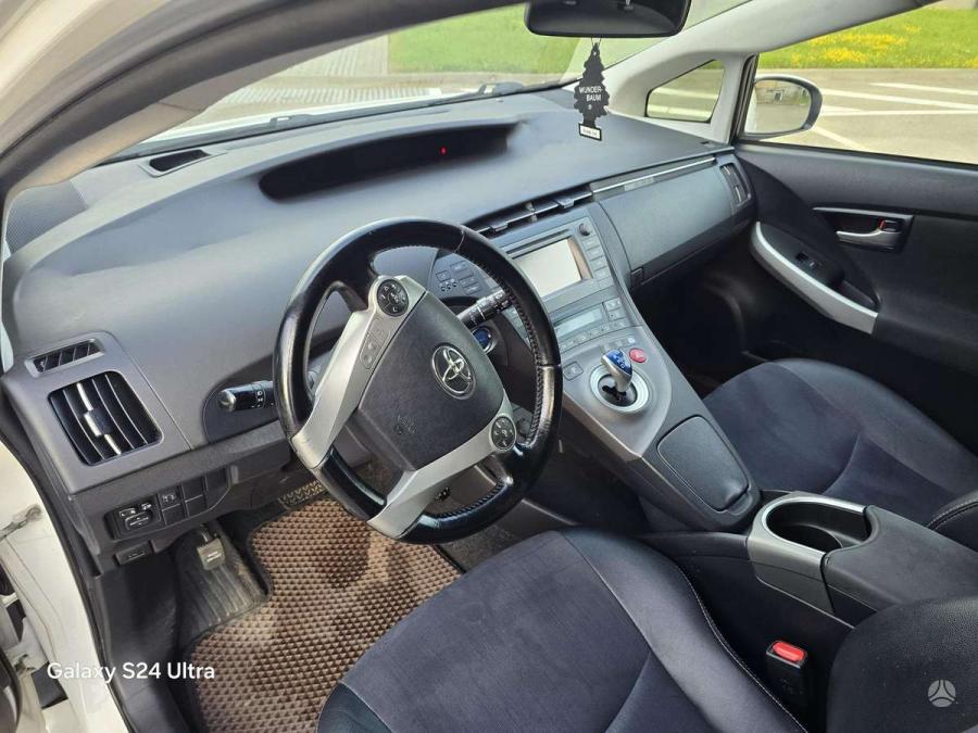 Balts Toyota Prius 2015 Kauņa, ar dzinēja tilpumu 1.80 L un nobraukumu 290 tūkst. km par 6500 €, foto 7 vietnē AUTOMOTO.COM.LV
