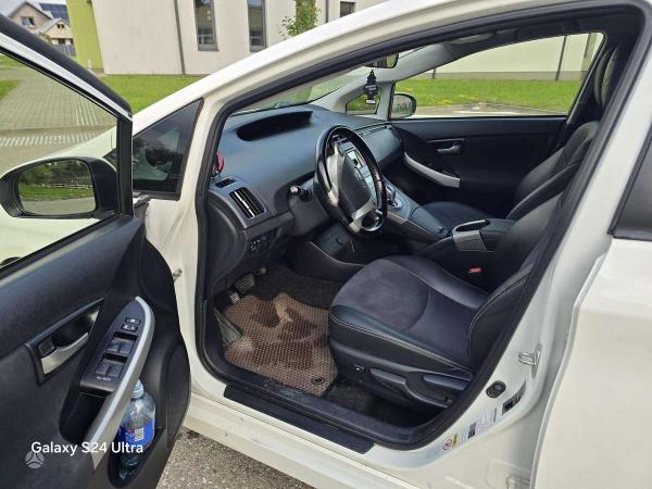 White Toyota Prius 2015 in Kaunas, with an engine capacity of 1.80 L and mileage of 290 thousand km for 6500 €, photo 8 on AUTOMOTO.COM.LV