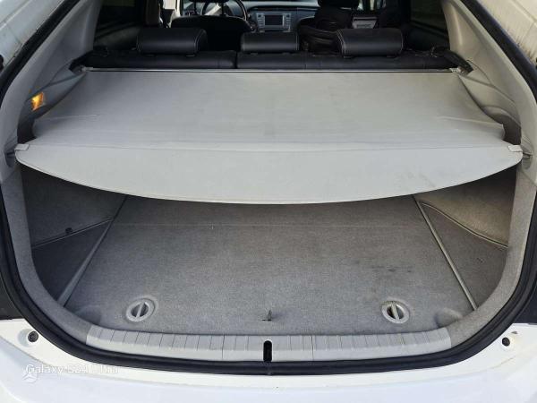 White Toyota Prius 2015 in Kaunas, with an engine capacity of 1.80 L and mileage of 290 thousand km for 6500 €, photo 9 on AUTOMOTO.COM.LV