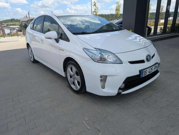 White Toyota Prius 2015 in Vilnius, with an engine capacity of 1.80 L and mileage of 273 thousand km for 7900 €, photo 1 on AUTOMOTO.COM.LV