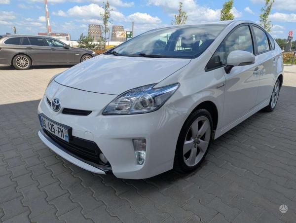White Toyota Prius 2015 in Vilnius, with an engine capacity of 1.80 L and mileage of 273 thousand km for 7900 €, photo 2 on AUTOMOTO.COM.LV