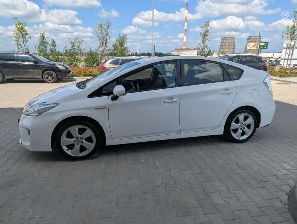 White Toyota Prius 2015 in Vilnius, with an engine capacity of 1.80 L and mileage of 273 thousand km for 7900 €, photo 5 on AUTOMOTO.COM.LV