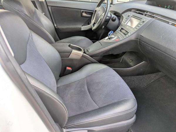 White Toyota Prius 2015 in Vilnius, with an engine capacity of 1.80 L and mileage of 273 thousand km for 7900 €, photo 7 on AUTOMOTO.COM.LV