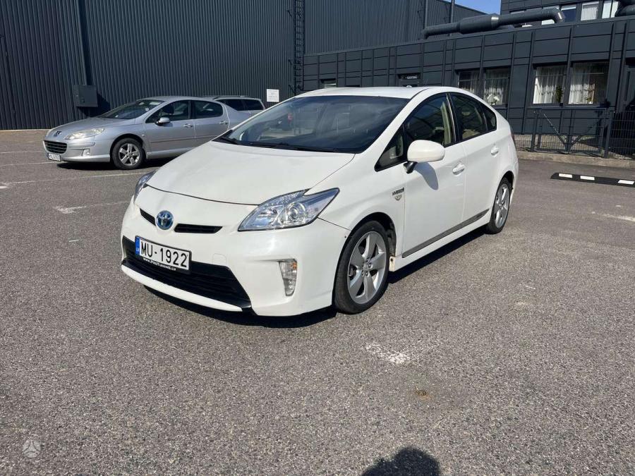 White Toyota Prius 2015 in Vilnius, with an engine capacity of 1.80 L and mileage of 255 thousand km for 5990 €, photo 1 on AUTOMOTO.COM.LV
