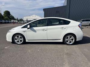 White Toyota Prius 2015 in Vilnius, with an engine capacity of 1.80 L and mileage of 255 thousand km for 5990 €, photo 3 on AUTOMOTO.COM.LV