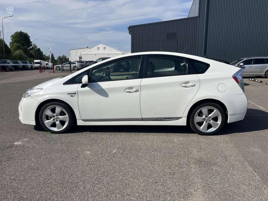 White Toyota Prius 2015 in Vilnius, with an engine capacity of 1.80 L and mileage of 255 thousand km for 5990 €, photo 3 on AUTOMOTO.COM.LV