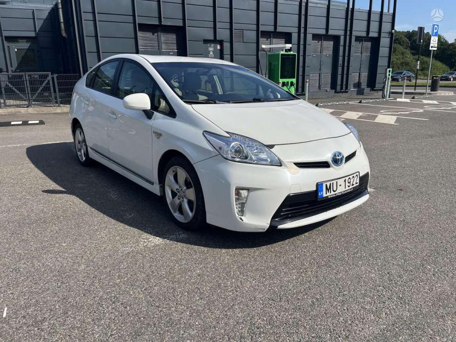 White Toyota Prius 2015 in Vilnius, with an engine capacity of 1.80 L and mileage of 255 thousand km for 5990 €, photo 5 on AUTOMOTO.COM.LV