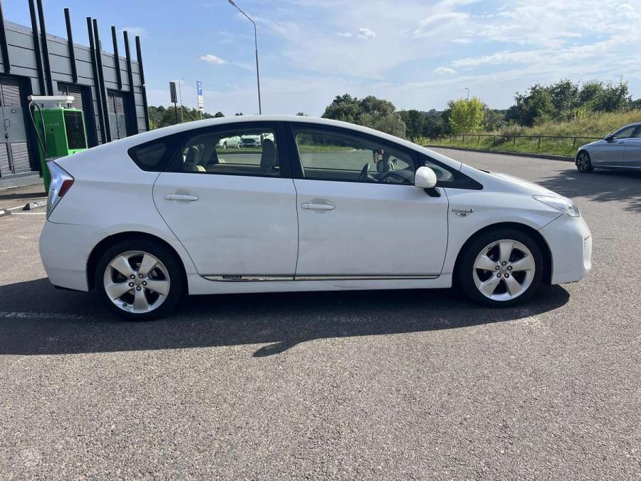 White Toyota Prius 2015 in Vilnius, with an engine capacity of 1.80 L and mileage of 255 thousand km for 5990 €, photo 6 on AUTOMOTO.COM.LV