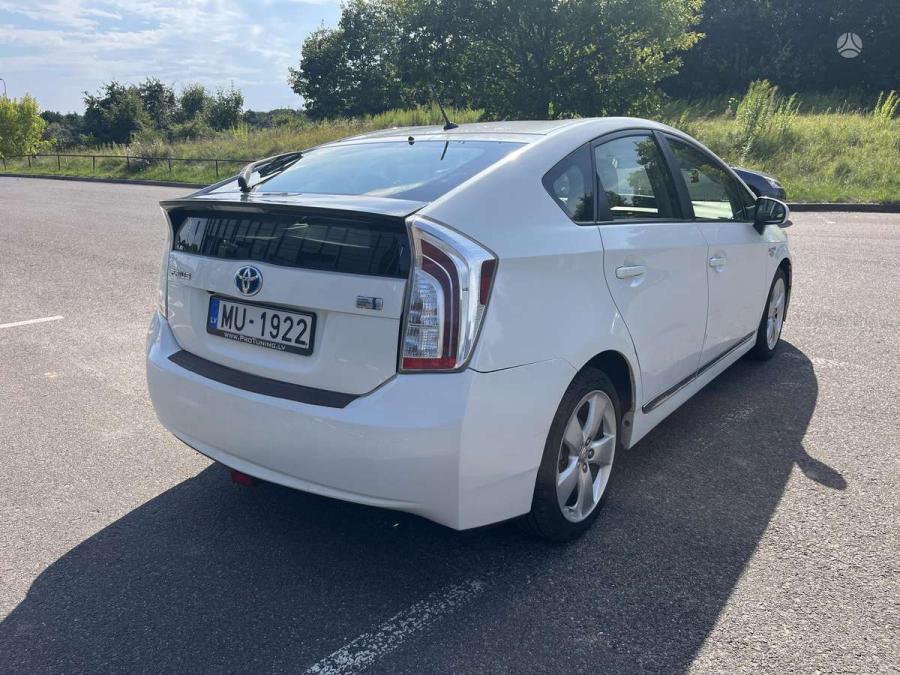 White Toyota Prius 2015 in Vilnius, with an engine capacity of 1.80 L and mileage of 255 thousand km for 5990 €, photo 7 on AUTOMOTO.COM.LV