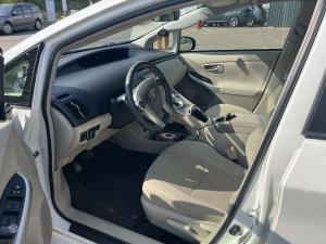 White Toyota Prius 2015 in Vilnius, with an engine capacity of 1.80 L and mileage of 255 thousand km for 5990 €, photo 8 on AUTOMOTO.COM.LV