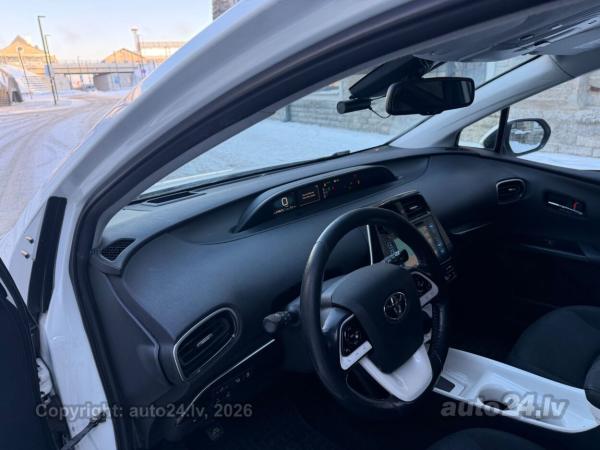 Белый Тойота Приус 2016 в Таллин, объемом двигателя 1.80 л и пробегом 279 тыс. км за 14800 €, фото 11 на AUTOMOTO.COM.LV