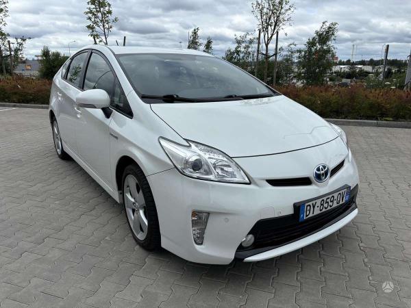 White Toyota Prius 2016 in Vilnius, with an engine capacity of 1.80 L and mileage of 250 thousand km for 8950 €, photo 3 on AUTOMOTO.COM.LV