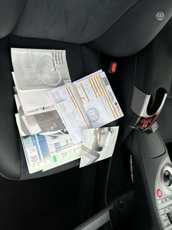 White Toyota Prius 2016 in Vilnius, with an engine capacity of 1.80 L and mileage of 250 thousand km for 8950 €, photo 6 on AUTOMOTO.COM.LV