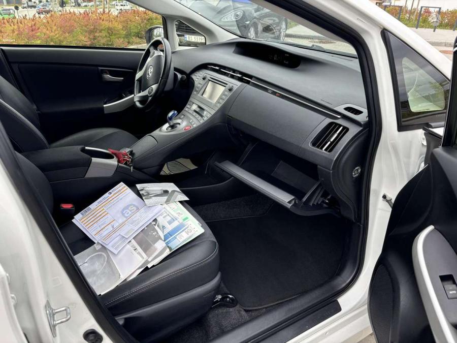 Balts Toyota Prius 2016 Viļņa, ar dzinēja tilpumu 1.80 L un nobraukumu 250 tūkst. km par 8950 €, foto 8 vietnē AUTOMOTO.COM.LV