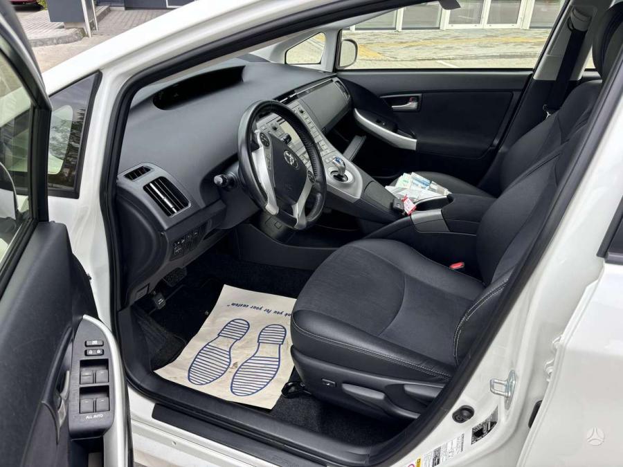 Balts Toyota Prius 2016 Viļņa, ar dzinēja tilpumu 1.80 L un nobraukumu 250 tūkst. km par 8950 €, foto 12 vietnē AUTOMOTO.COM.LV