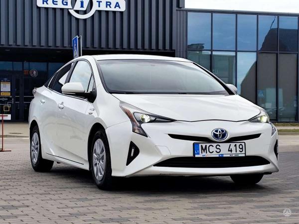 White Toyota Prius 2016 in Siauliai, with an engine capacity of 1.80 L and mileage of 265 thousand km for 9950 €, photo 2 on AUTOMOTO.COM.LV
