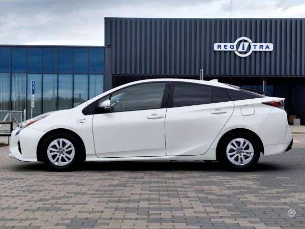 White Toyota Prius 2016 in Siauliai, with an engine capacity of 1.80 L and mileage of 265 thousand km for 9950 €, photo 4 on AUTOMOTO.COM.LV