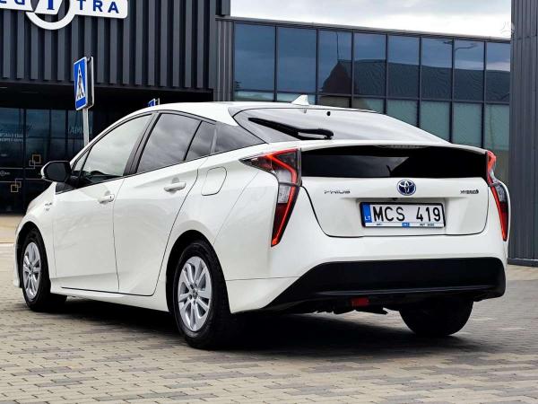 White Toyota Prius 2016 in Siauliai, with an engine capacity of 1.80 L and mileage of 265 thousand km for 9950 €, photo 5 on AUTOMOTO.COM.LV
