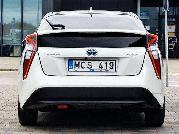 White Toyota Prius 2016 in Siauliai, with an engine capacity of 1.80 L and mileage of 265 thousand km for 9950 €, photo 6 on AUTOMOTO.COM.LV