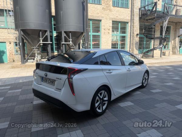 White Toyota Prius 2016 in Tallinn, with an engine capacity of 1.80 L and mileage of 284 thousand km for 12600 €, photo 5 on AUTOMOTO.COM.LV