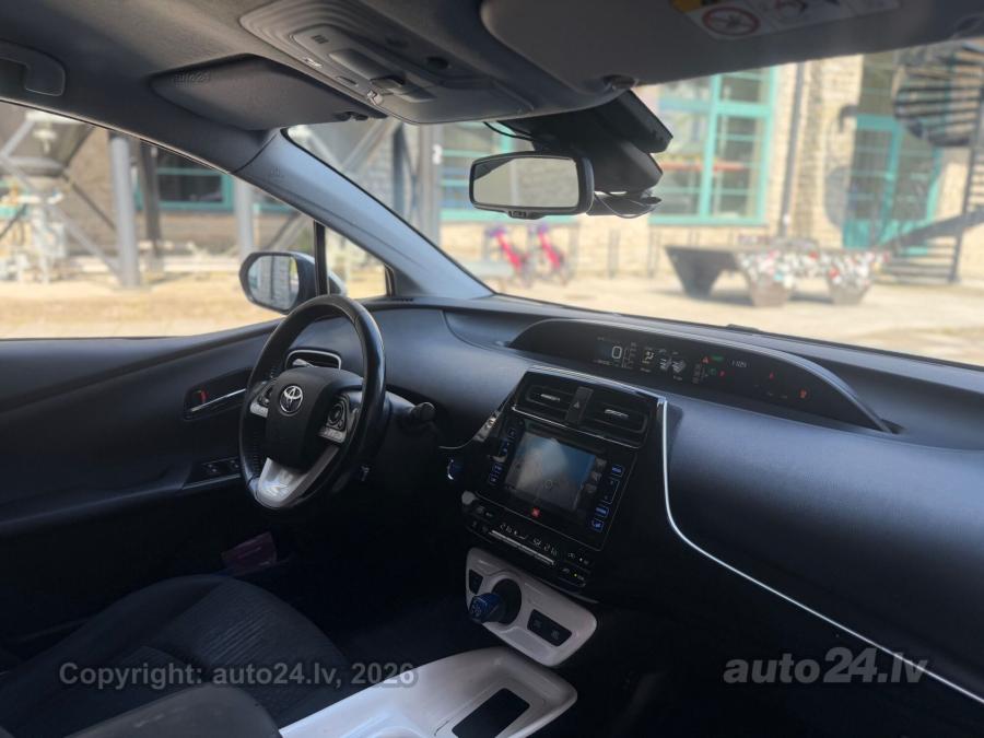 Balts Toyota Prius 2016 Tallina, ar dzinēja tilpumu 1.80 L un nobraukumu 284 tūkst. km par 12600 €, foto 13 vietnē AUTOMOTO.COM.LV