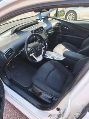 Balts Toyota Prius 2016 Viļņa, ar dzinēja tilpumu 1.80 L un nobraukumu 374 tūkst. km par 7950 €, foto  vietnē AUTOMOTO.COM.LV