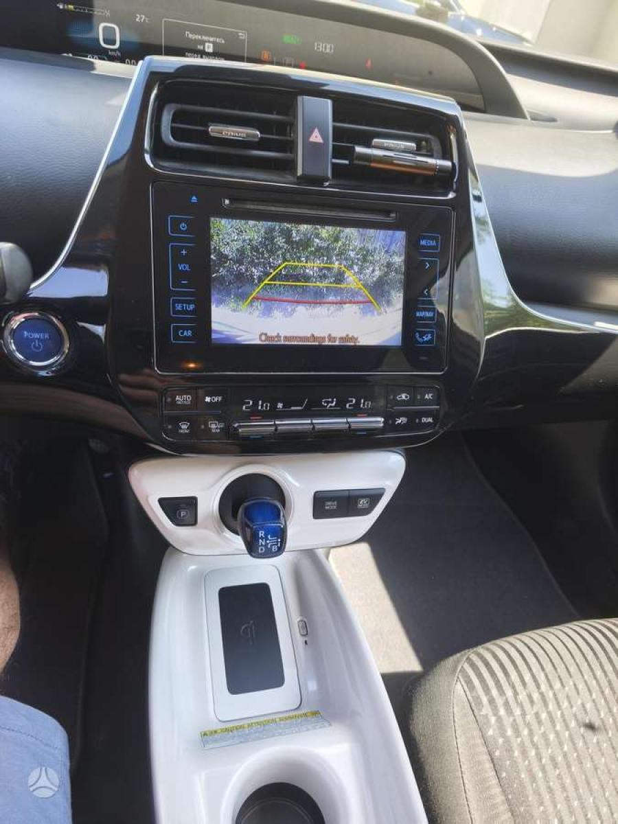 White Toyota Prius 2016 in Vilnius, with an engine capacity of 1.80 L and mileage of 374 thousand km for 7950 €, photo 4 on AUTOMOTO.COM.LV
