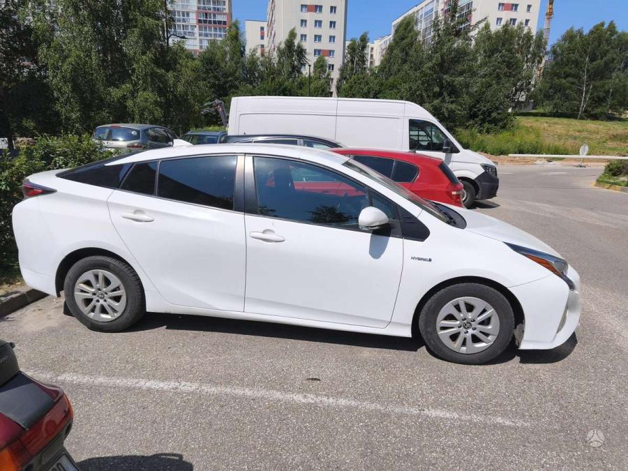 White Toyota Prius 2016 in Vilnius, with an engine capacity of 1.80 L and mileage of 374 thousand km for 7950 €, photo 7 on AUTOMOTO.COM.LV