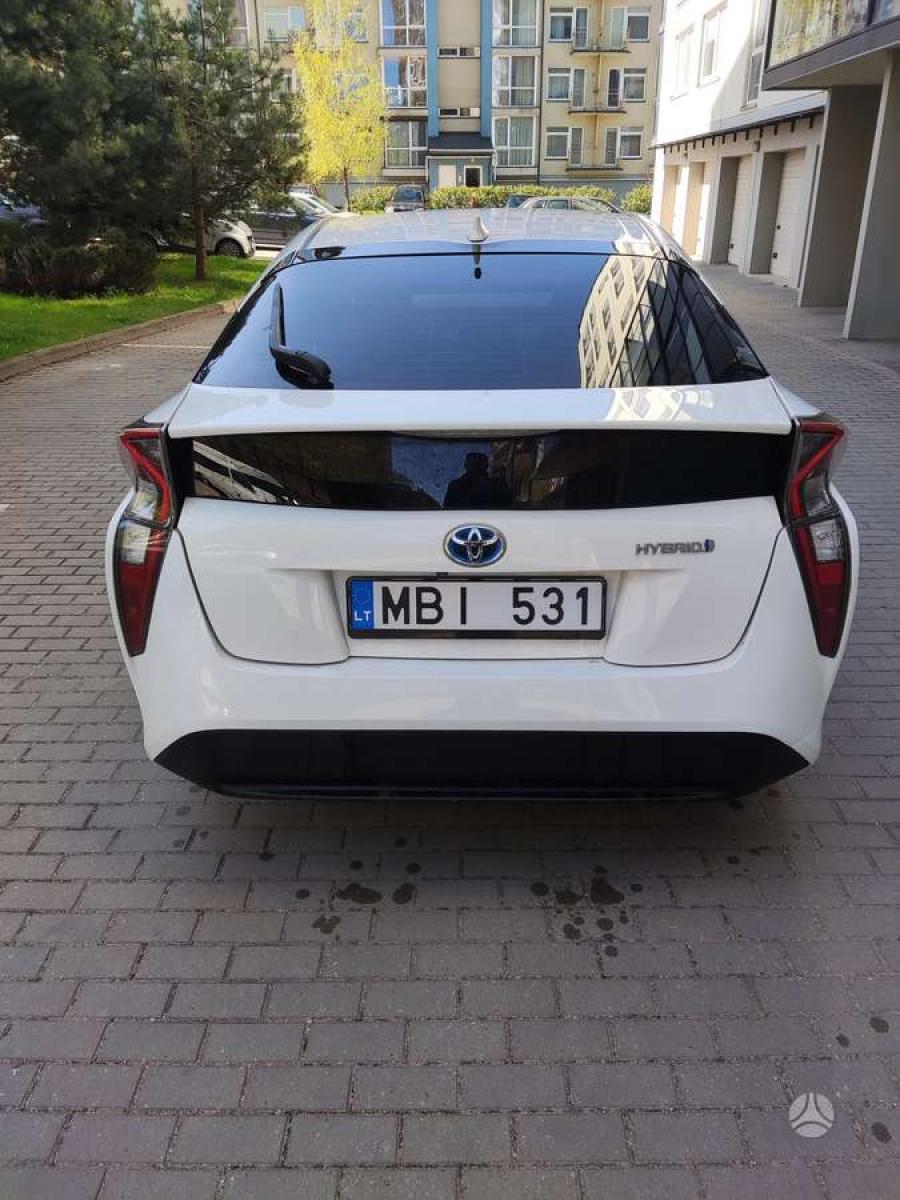 White Toyota Prius 2016 in Vilnius, with an engine capacity of 1.80 L and mileage of 374 thousand km for 7950 €, photo 8 on AUTOMOTO.COM.LV