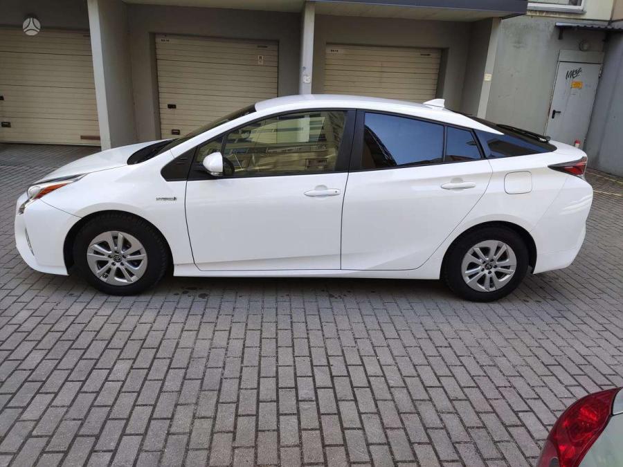 White Toyota Prius 2016 in Vilnius, with an engine capacity of 1.80 L and mileage of 374 thousand km for 7950 €, photo 9 on AUTOMOTO.COM.LV