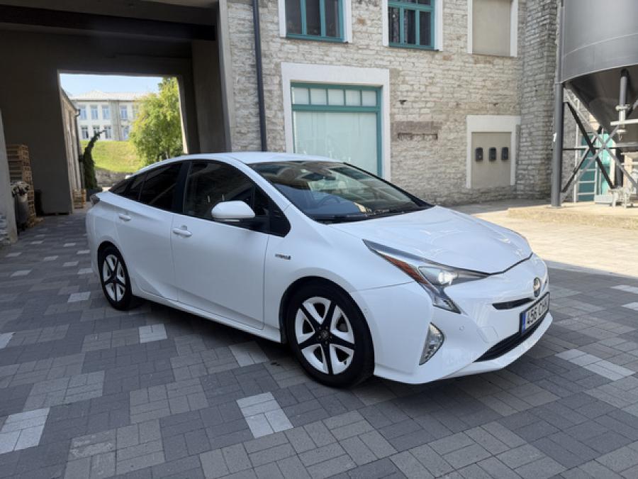 Balts Toyota Prius 2016 Tallina, ar dzinēja tilpumu 1.60 L un nobraukumu 284 tūkst. km par 10880 €, foto 1 vietnē AUTOMOTO.COM.LV