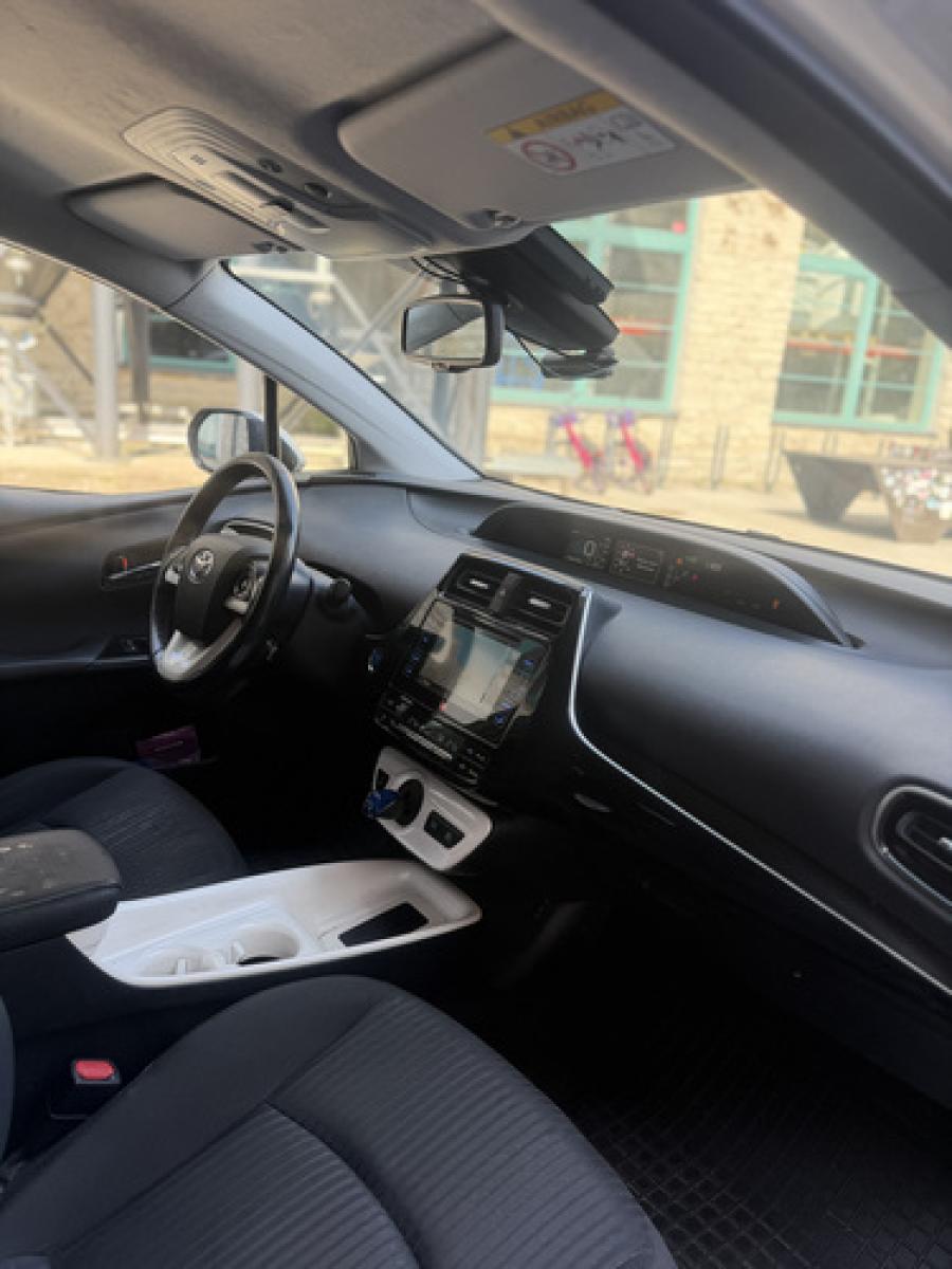 Balts Toyota Prius 2016 Tallina, ar dzinēja tilpumu 1.60 L un nobraukumu 284 tūkst. km par 10880 €, foto 9 vietnē AUTOMOTO.COM.LV