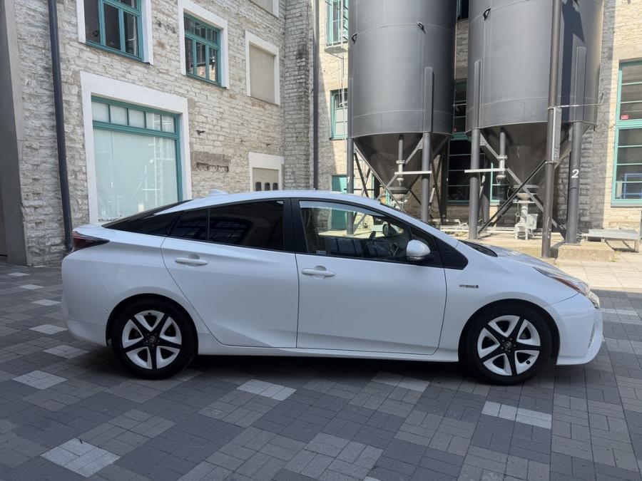 Balts Toyota Prius 2016 Tallina, ar dzinēja tilpumu 1.60 L un nobraukumu 284 tūkst. km par 10880 €, foto 18 vietnē AUTOMOTO.COM.LV