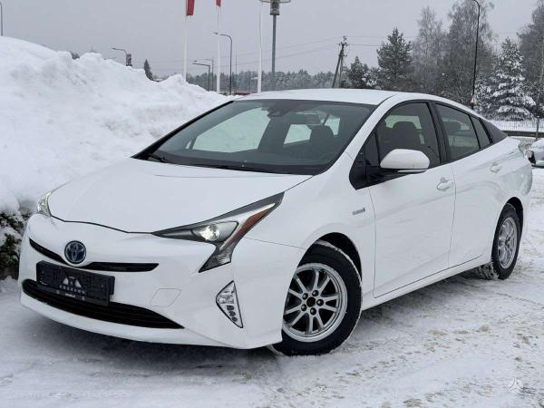 White Toyota Prius 2017 in Vilnius, with an engine capacity of 1.80 L and mileage of 179 thousand km for 13999 €, photo 1 on AUTOMOTO.COM.LV