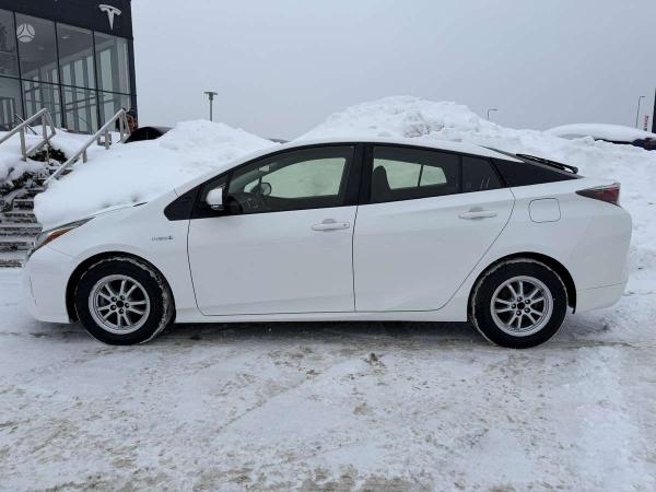 White Toyota Prius 2017 in Vilnius, with an engine capacity of 1.80 L and mileage of 179 thousand km for 13999 €, photo 3 on AUTOMOTO.COM.LV