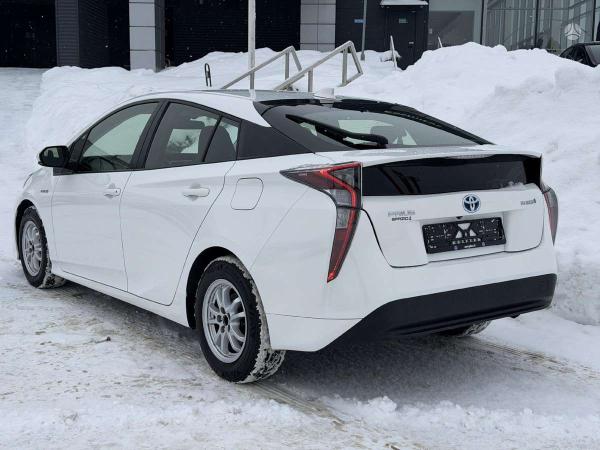 White Toyota Prius 2017 in Vilnius, with an engine capacity of 1.80 L and mileage of 179 thousand km for 13999 €, photo 4 on AUTOMOTO.COM.LV