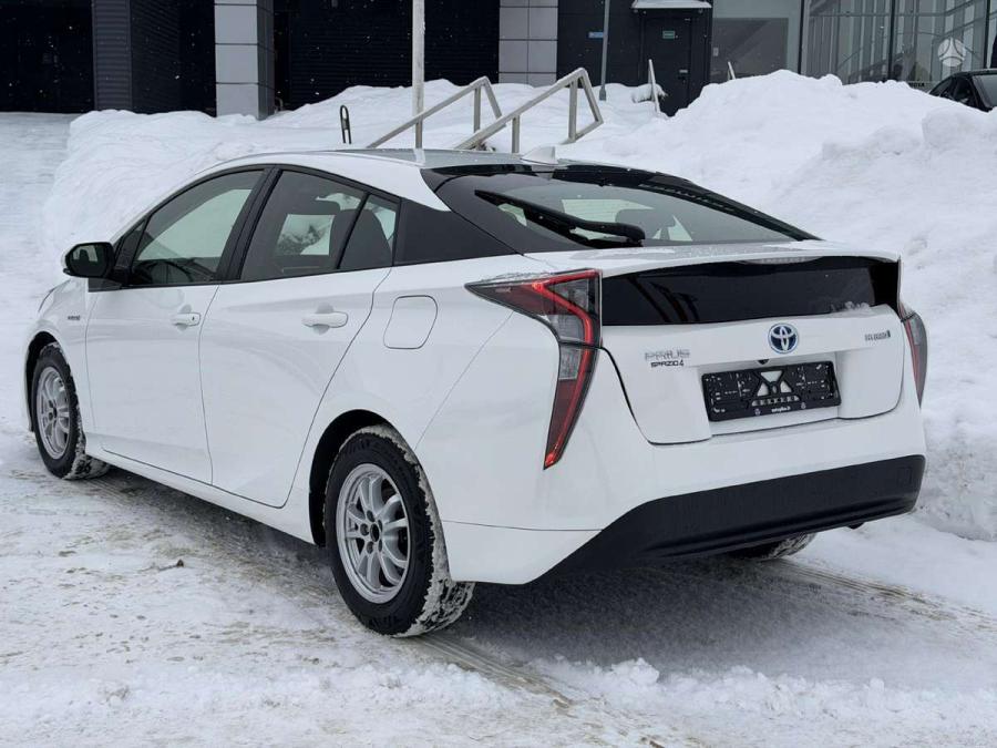 Balts Toyota Prius 2017 Viļņa, ar dzinēja tilpumu 1.80 L un nobraukumu 179 tūkst. km par 13999 €, foto 4 vietnē AUTOMOTO.COM.LV
