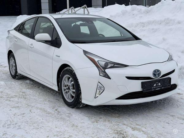 White Toyota Prius 2017 in Vilnius, with an engine capacity of 1.80 L and mileage of 179 thousand km for 13999 €, photo 7 on AUTOMOTO.COM.LV