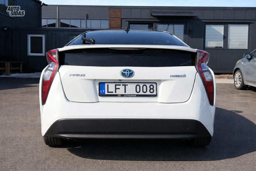 Balts Toyota Prius 2017 Viļņa, ar dzinēja tilpumu 1.80 L un nobraukumu 283 tūkst. km par 14500 €, foto 2 vietnē AUTOMOTO.COM.LV