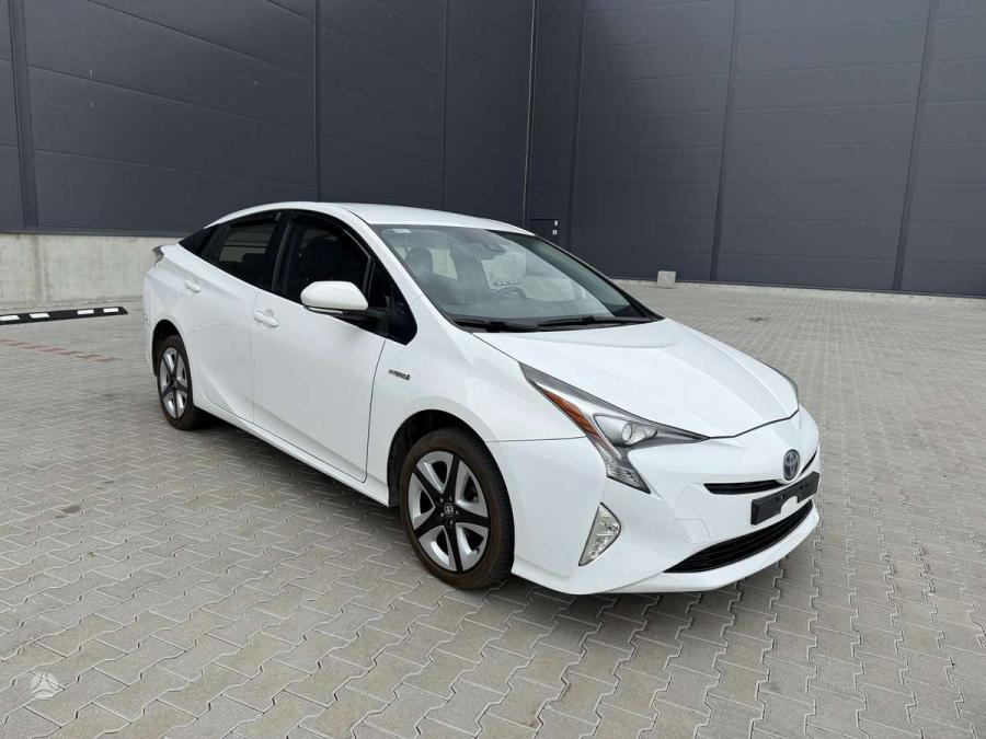 White Toyota Prius 2017 in Siauliai, with an engine capacity of 1.80 L and mileage of 250 thousand km for 9200 €, photo 1 on AUTOMOTO.COM.LV